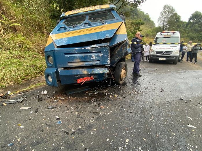 Viatura da PRE e carro-forte colidem em rodovia da região | Mandaguari ... Viatura da PRE e carro-forte colidem em rodovia da região | Mandaguari ...
